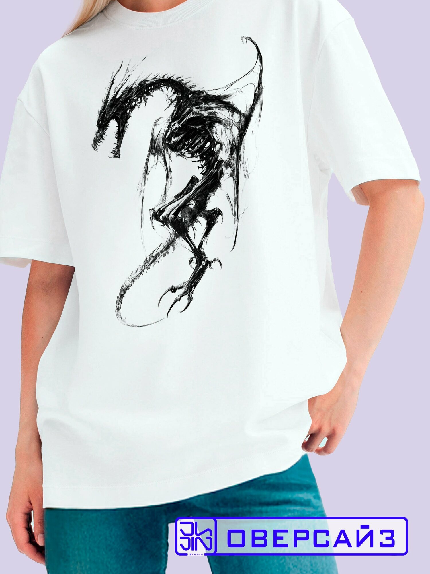 Футболка оверсайз женская с принтом Черно-белый агрессивный дракон со скелетом и вызывающим черепом на белом фоне, белый хлопковый трикотаж с прикольным рисунком на груди