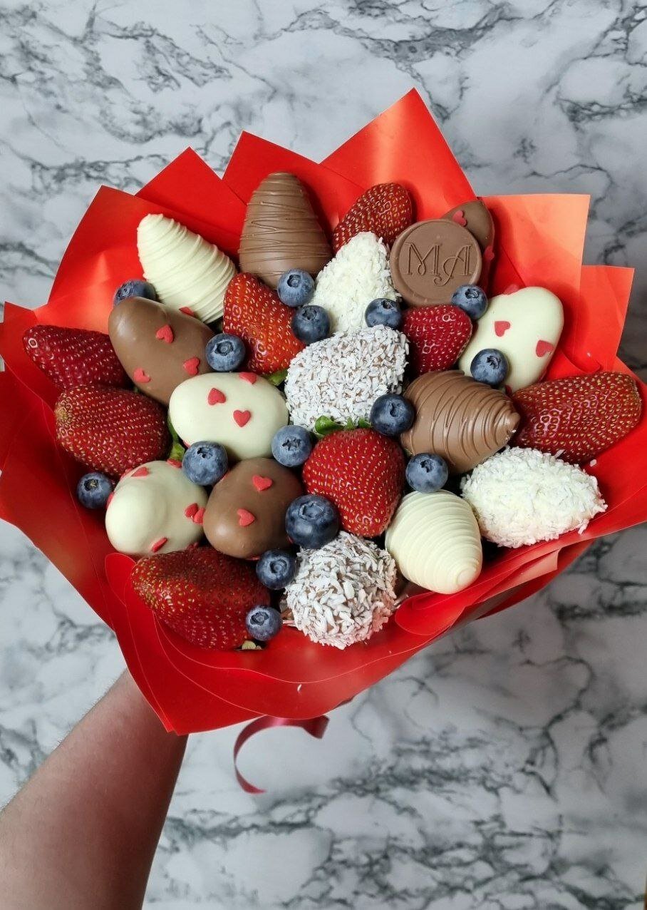 Букет из клубники в шоколаде «Такая нежная любовь», молочный и белый шоколад