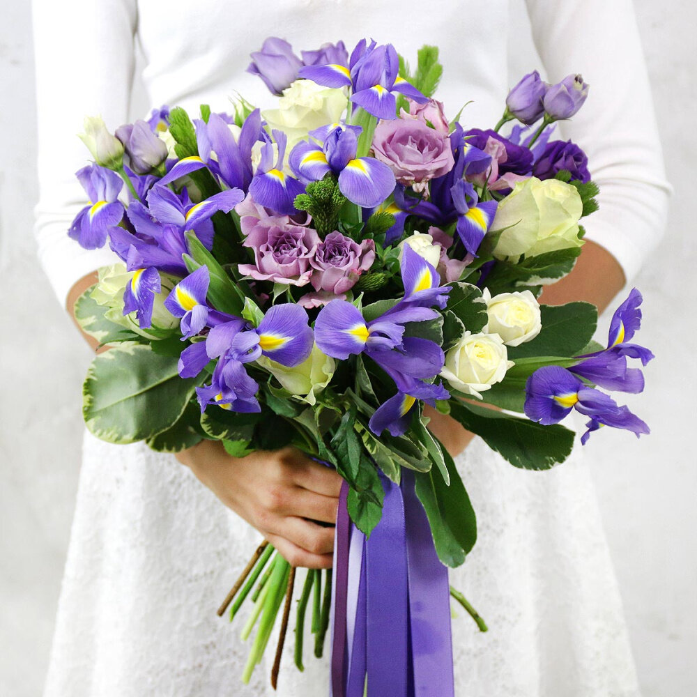 Букет цветов "Ирисы и розы", 40 см, для любимой, мамы, бабушки и коллеги