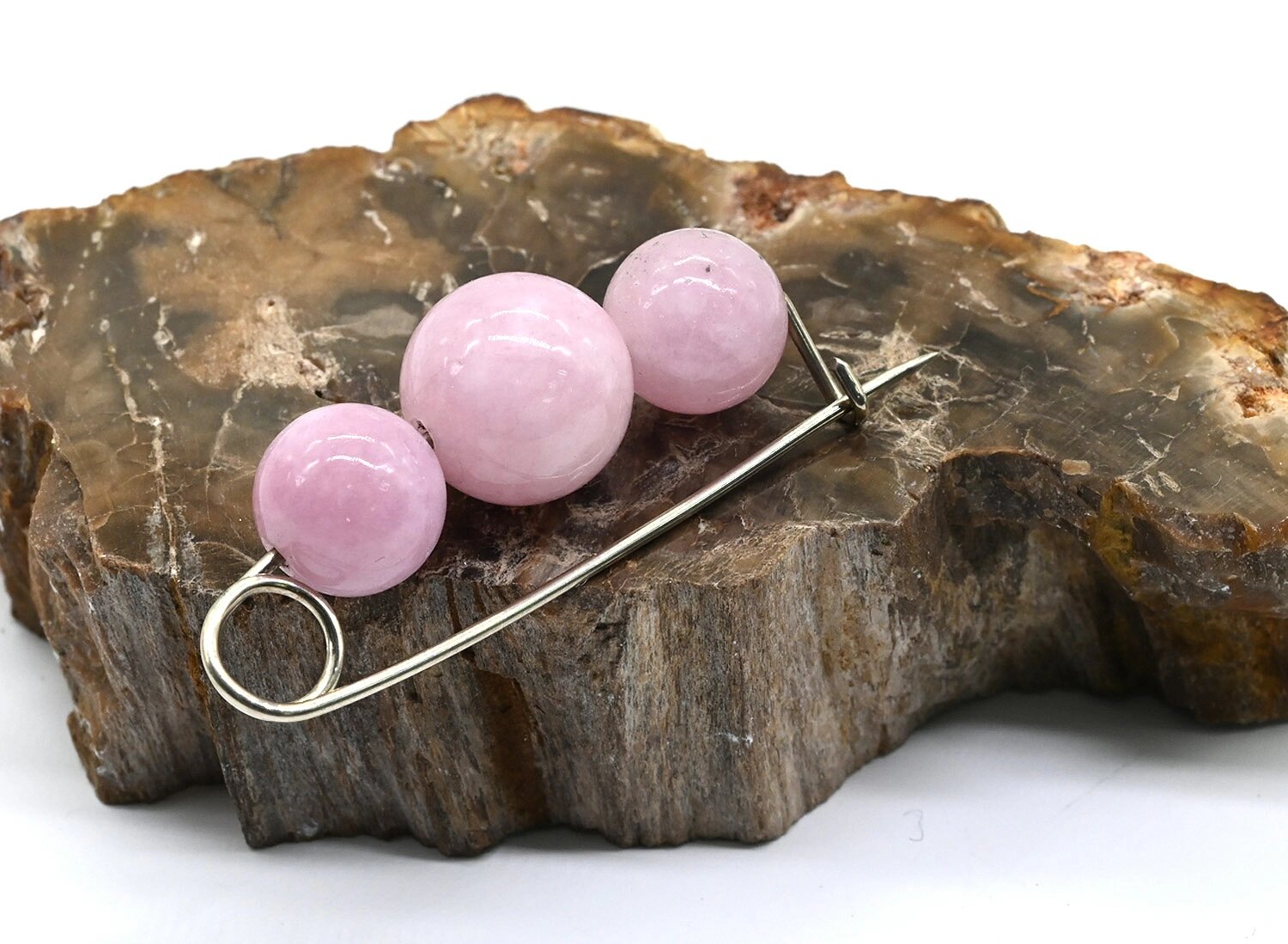 Брошь, кунцит