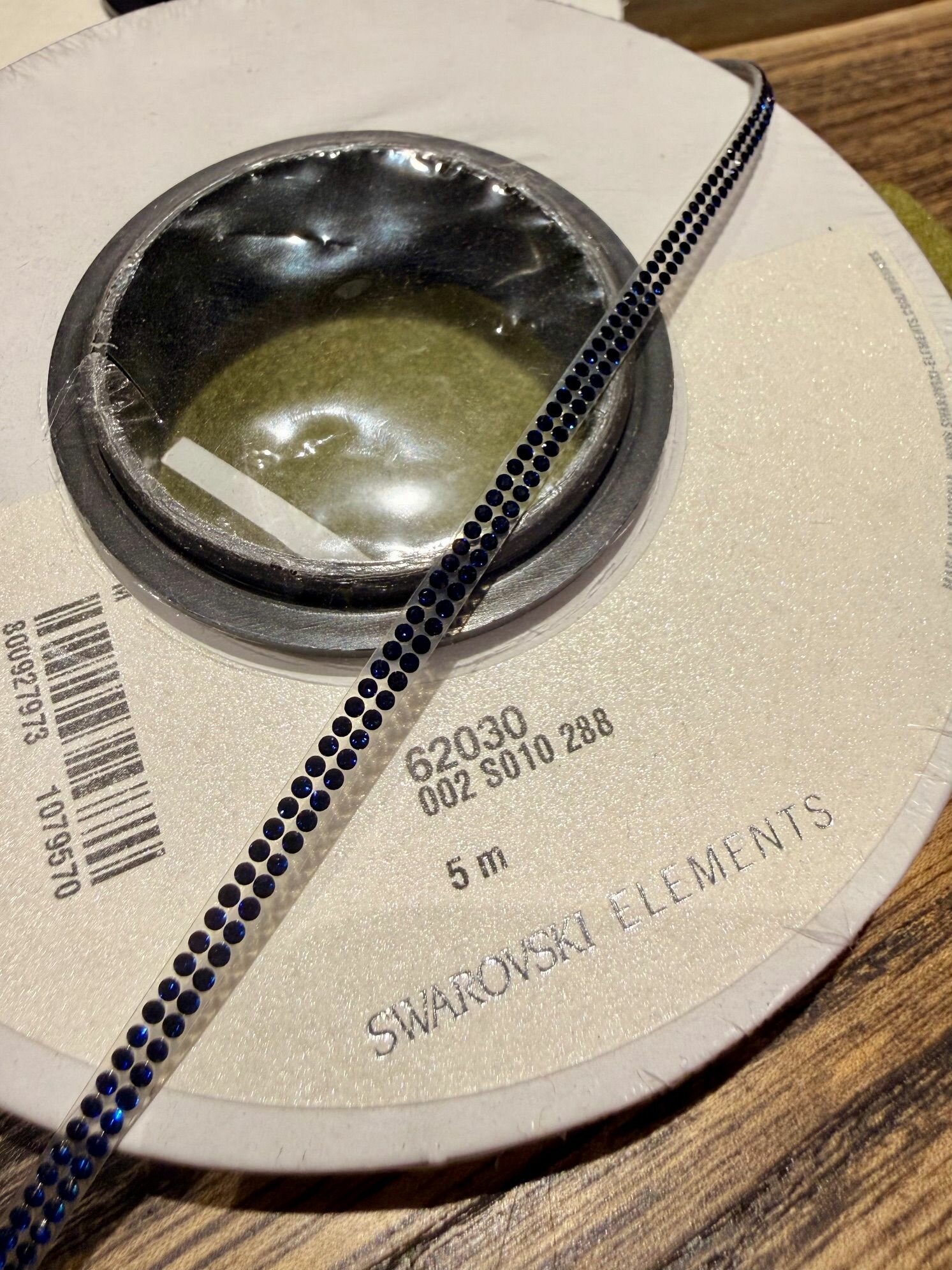 Тесьма клеевая, декоративная с кристаллами "Swarovski". Ширина 3 мм.