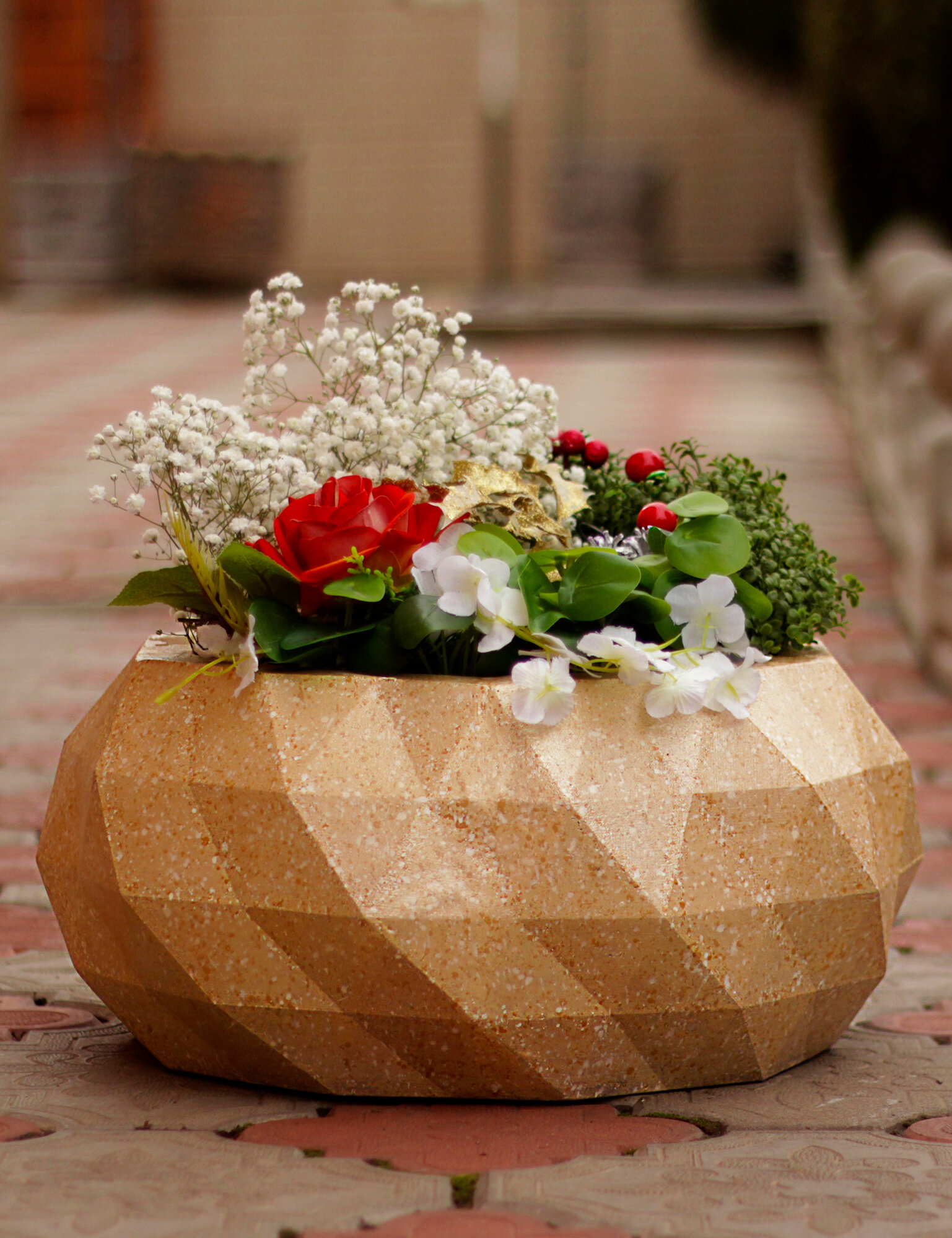 Вазон "Бисер Девочкa", бетон, ручной работы, уличный, напольное размещение