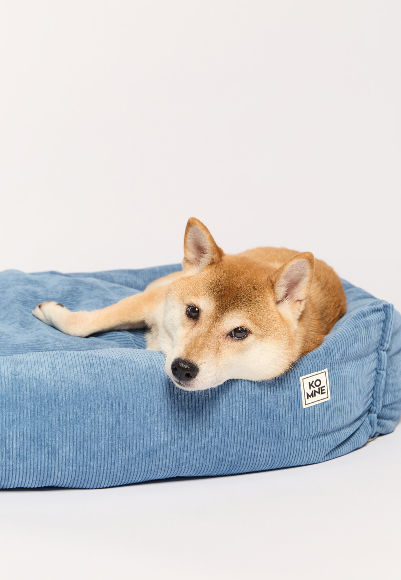 Лежанка для собак и кошек, KO MNE "Velvet", синяя, для крупных пород, нескользящая, со съемным чехлом, размер L