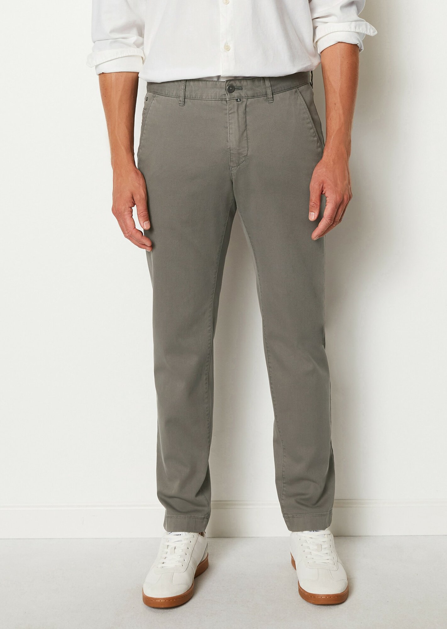 Брюки чинос