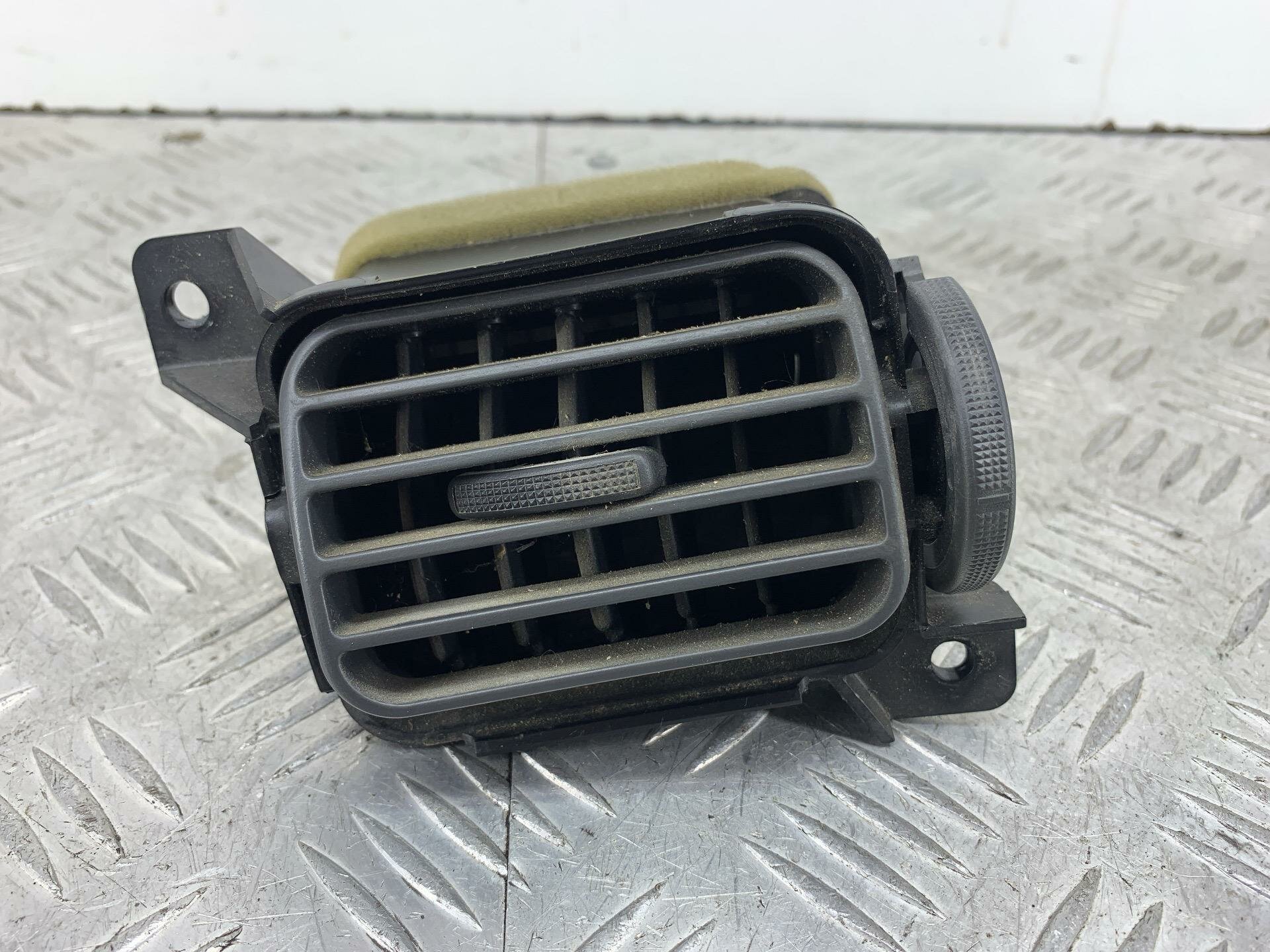 Дефлектор обдува салона левый Mazda Premacy (1999 - 2001)