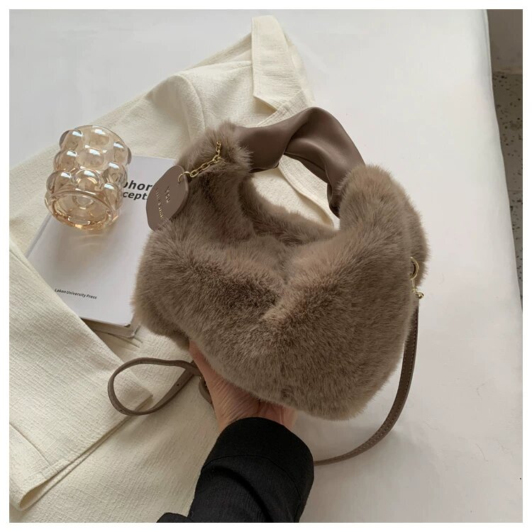 Высококачественная плюшевая сумка для женщин 2025 года, новая зимняя универсальная сумка через плечо, маленькая сумка для поездок, меховая сумка