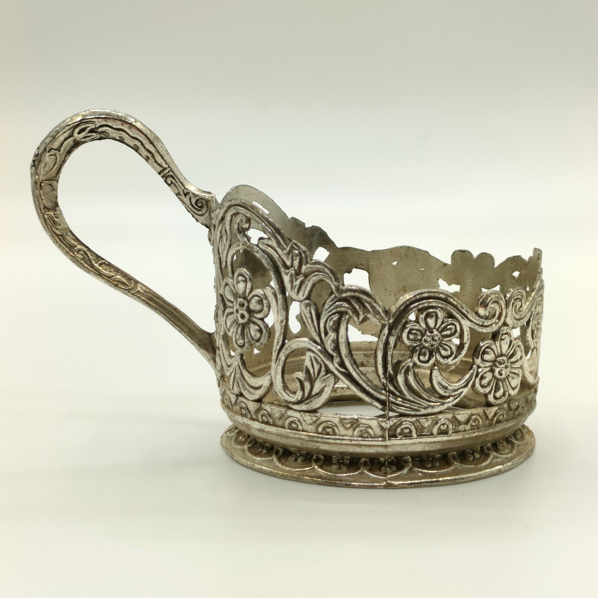 Подстаканник с прорезным цветочным декором на тулове, металл, серебрение, СССР