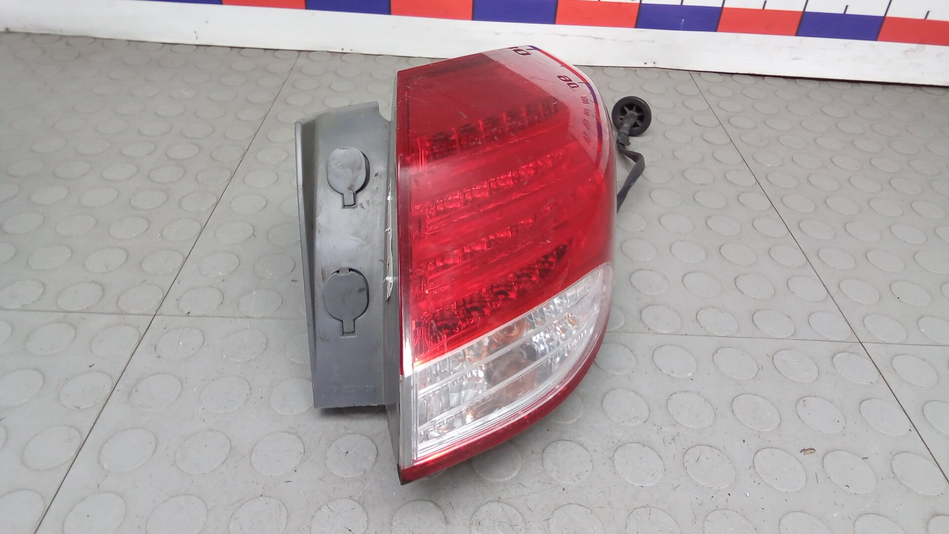 Фонарь задний правый HYUNDAI I40, Номер 924023Z000