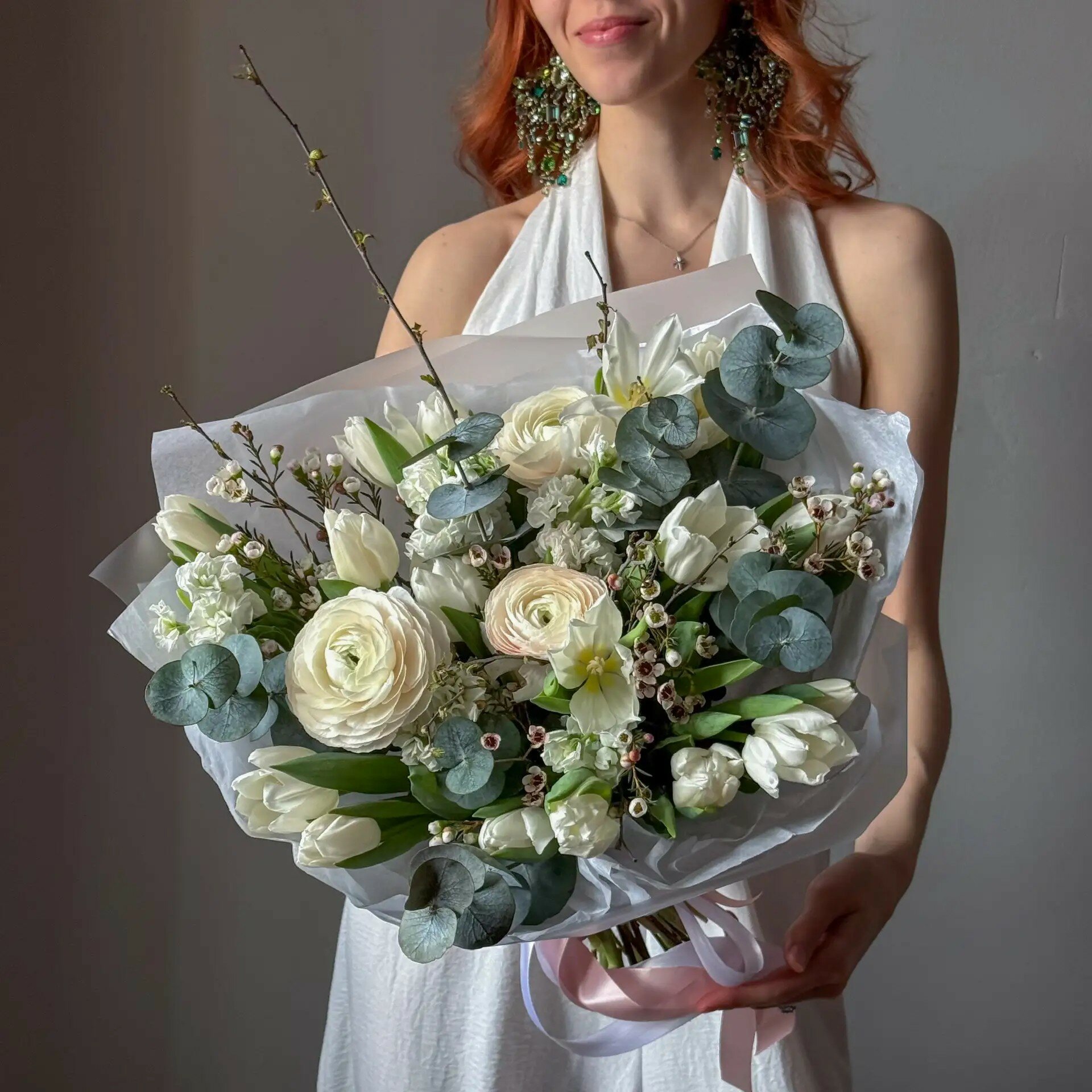 Нежный букет с премиальными ранункулюсами, тюльпанами и весенними веточками. Veresk 890