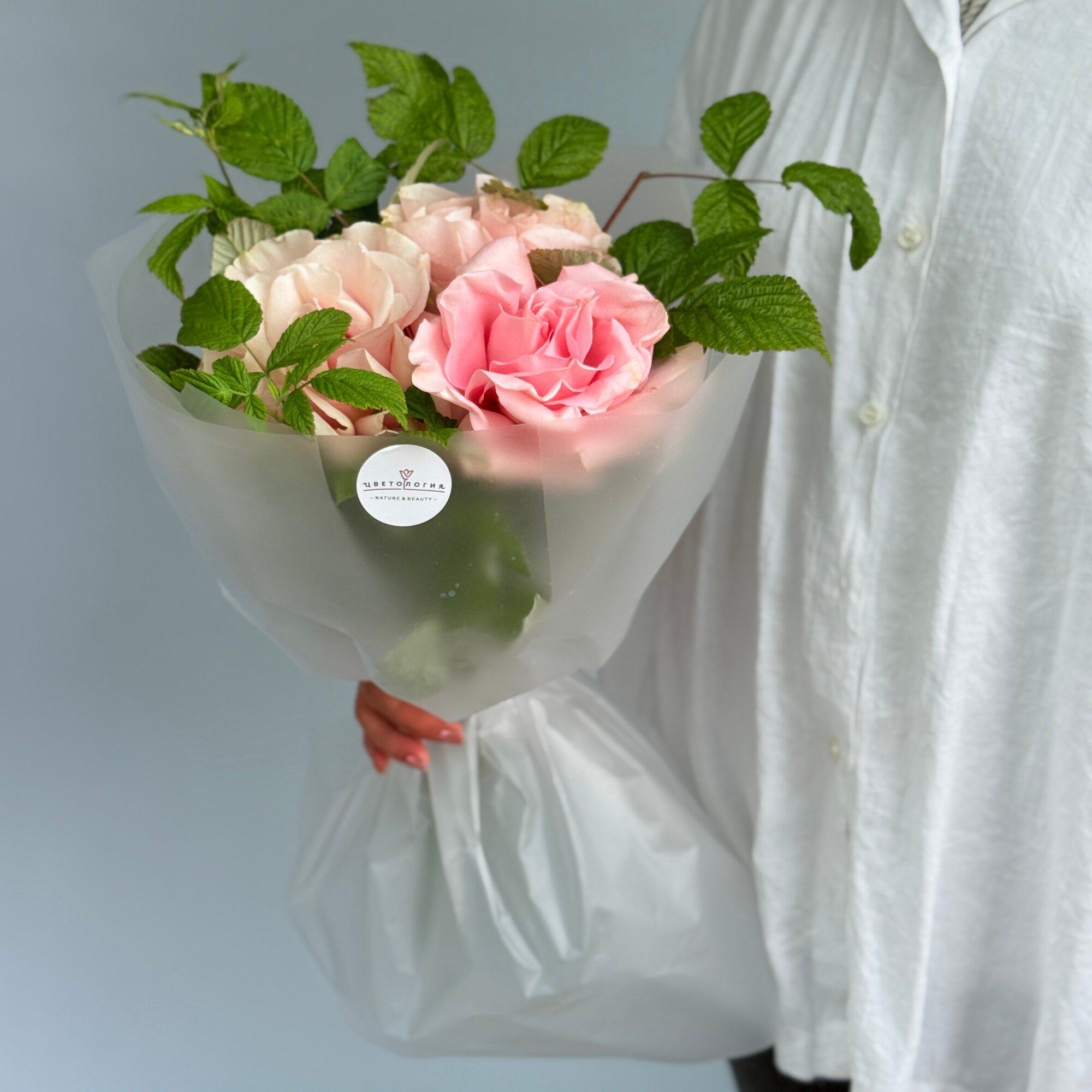 Букет на 1 сентября из 3х роз и малины