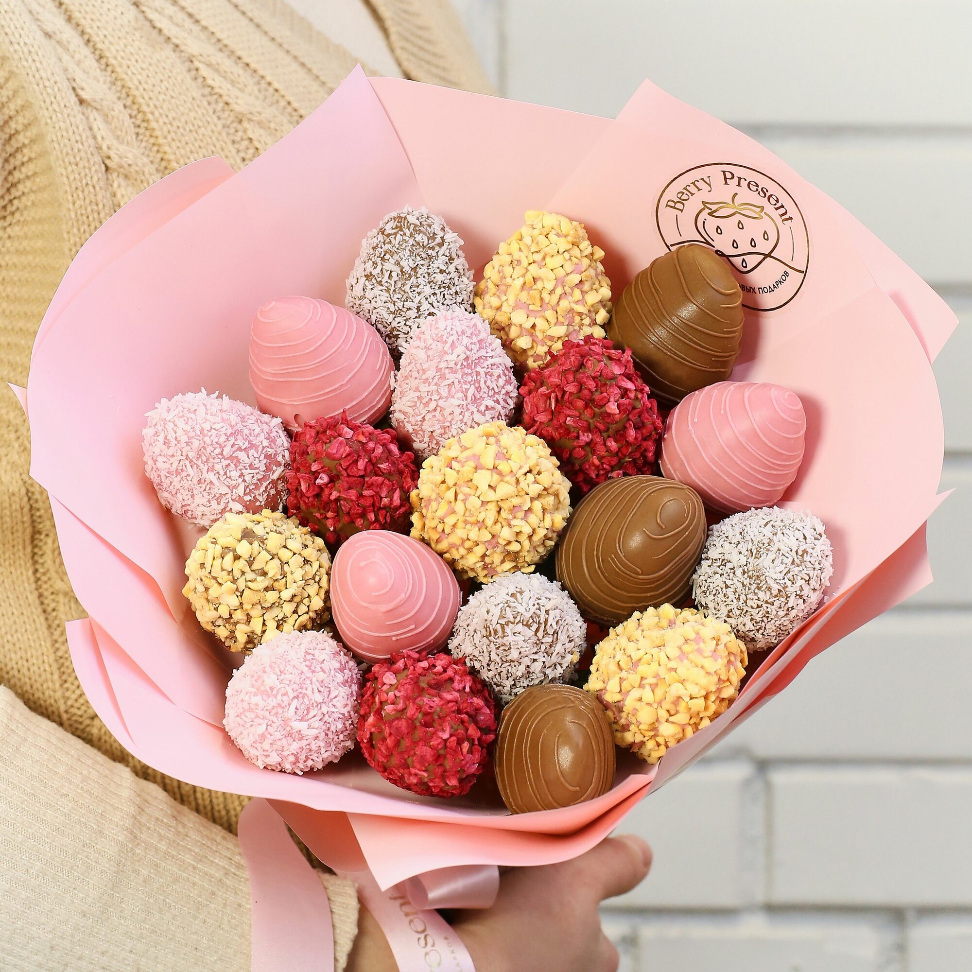 Клубника в шоколаде букет "Сладкий сюрприз" S 18-20 шт Букет из ягод в шоколаде