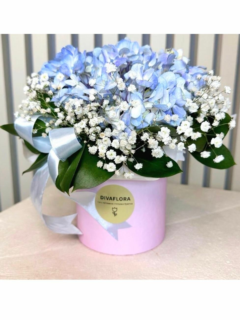 Букет DIVAFLORA синяя гортензия, в шляпной коробке, зелень фисташка, 17 см