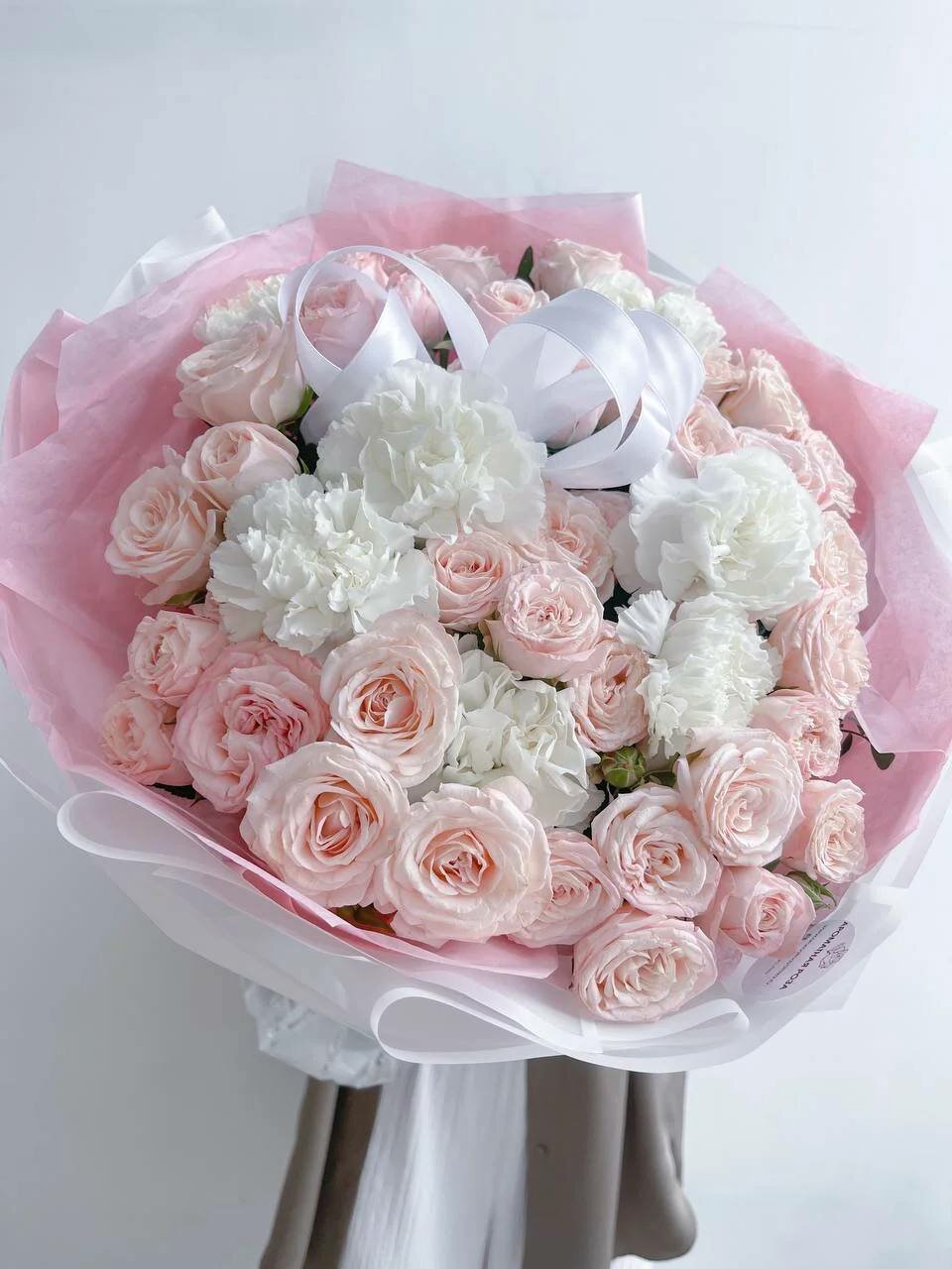 Сборный букет цветов из махровых диантусов и кустовых роз с доставкой