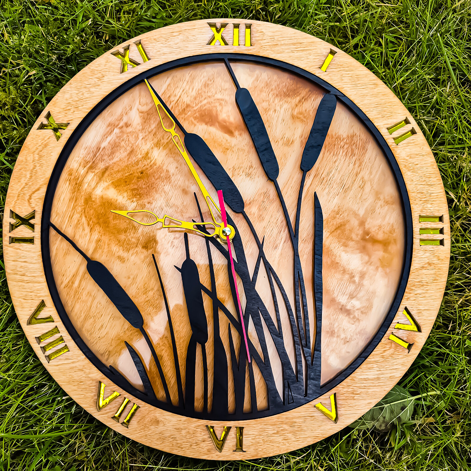 Часы настенные диаметром 30 см, дерево эпоксидная смола, ручная работа.