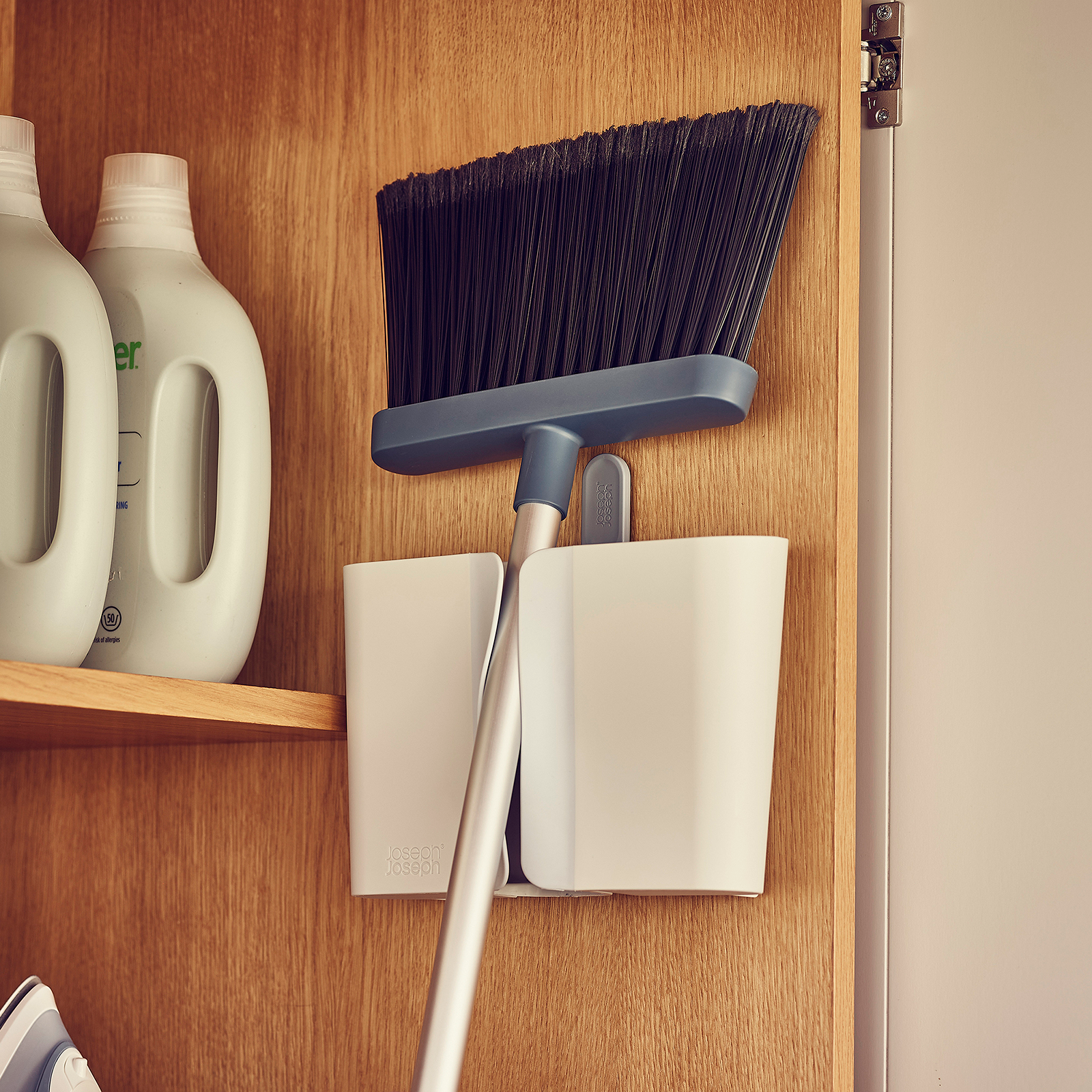 Метла с настенным держателем для хранения Joseph Joseph CleanStore, серая/синяя