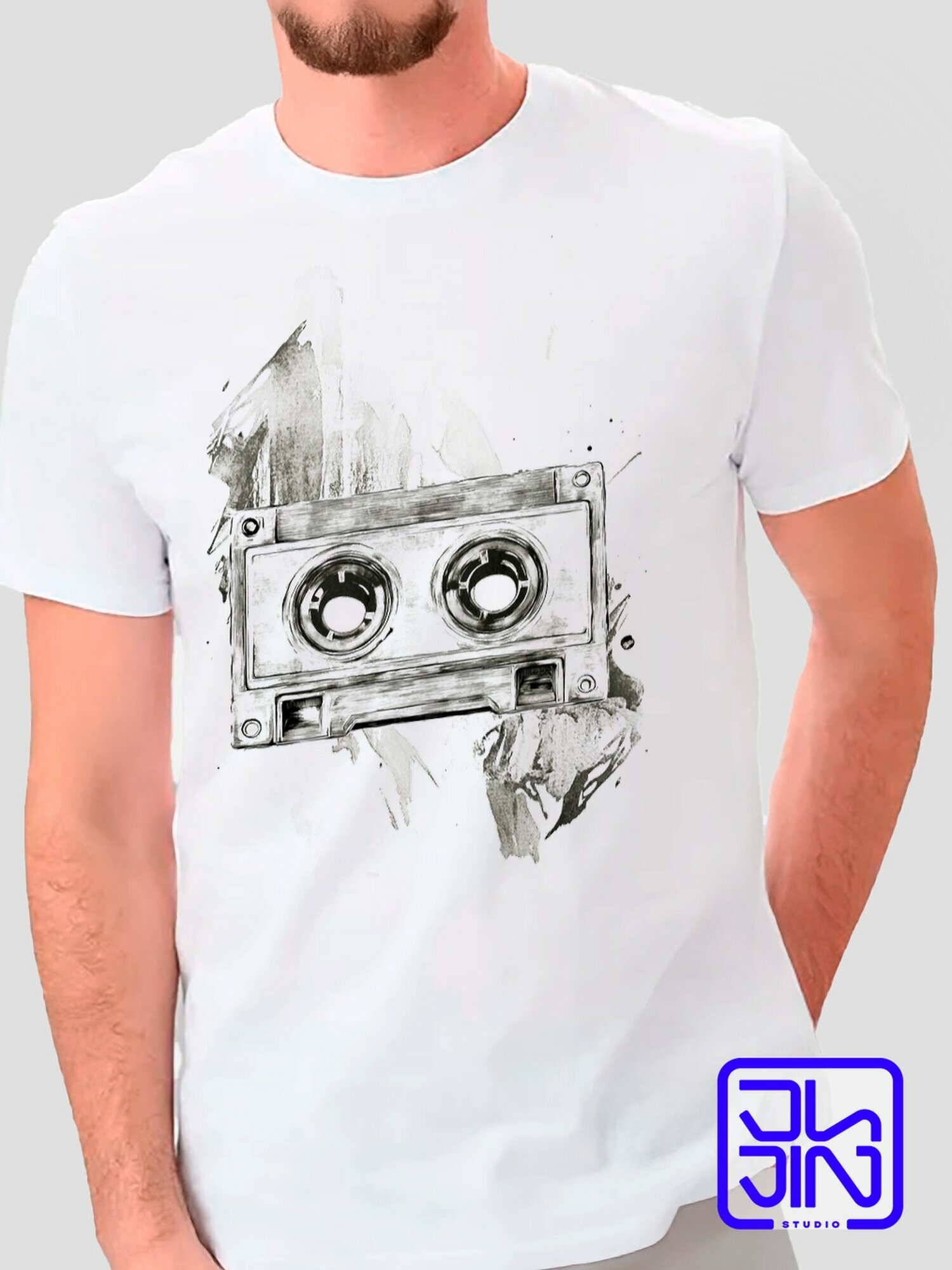 Футболка классическая мужская с авторским принтом Ретро кассета черно-белая винтажная, музыкальная, белая винтаж графика, белый хлопковый трикотаж с прикольным рисунком на груди