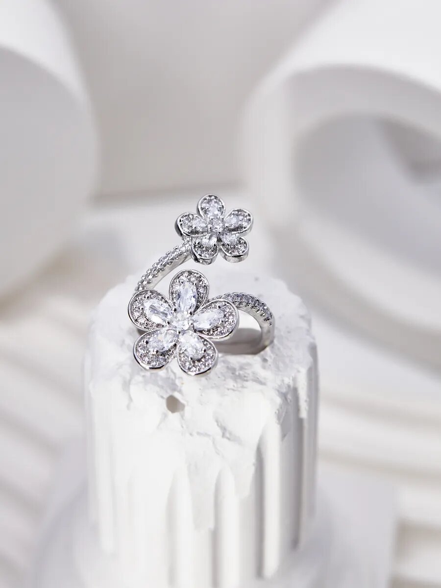 Кольцо, фианит, циркон, кристаллы Swarovski, безразмерное, серый, белый — фото 1