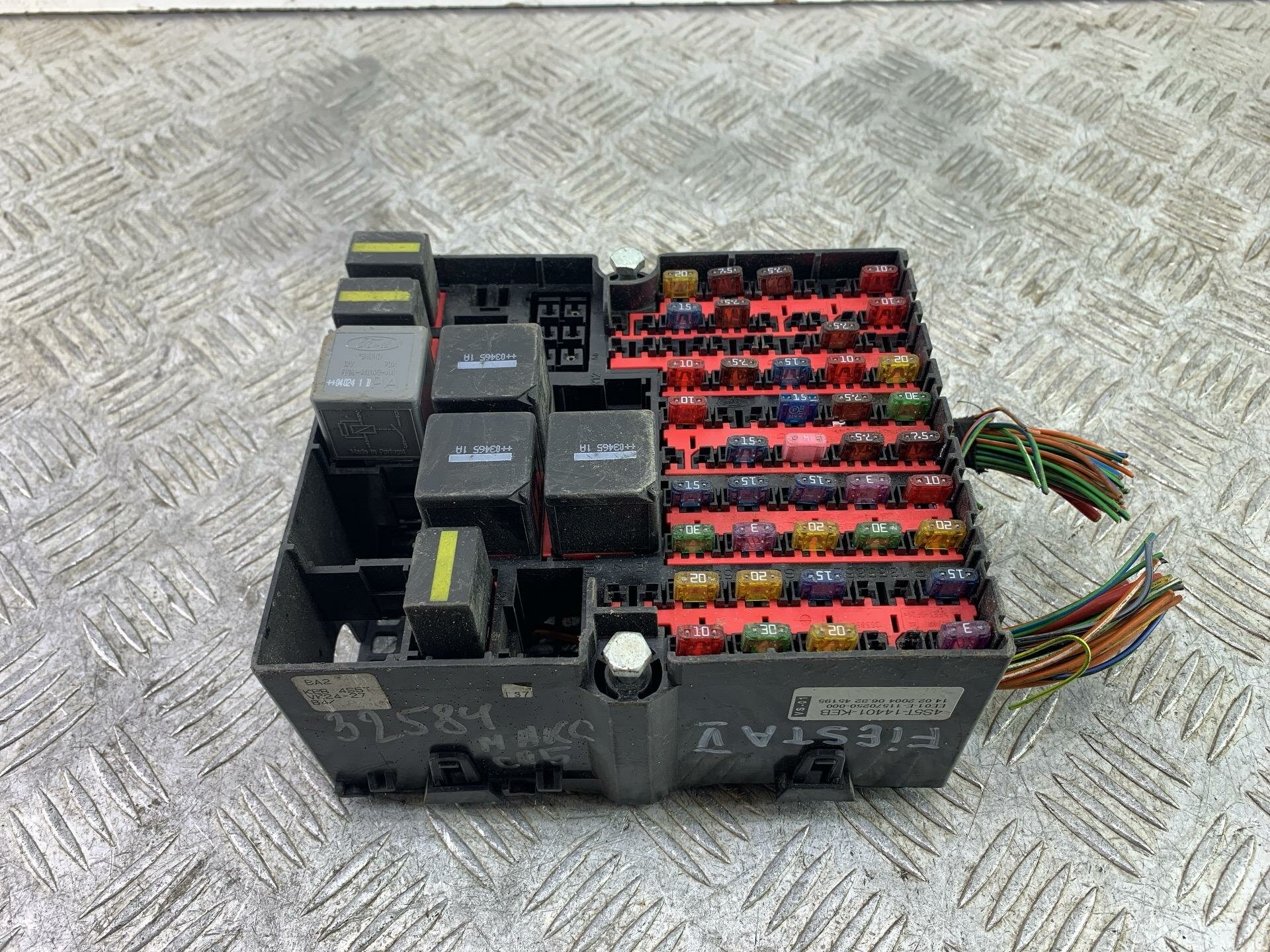 Блок предохранителей Ford Fiesta 5 (2001 - 2005) 4S5T14401KEB