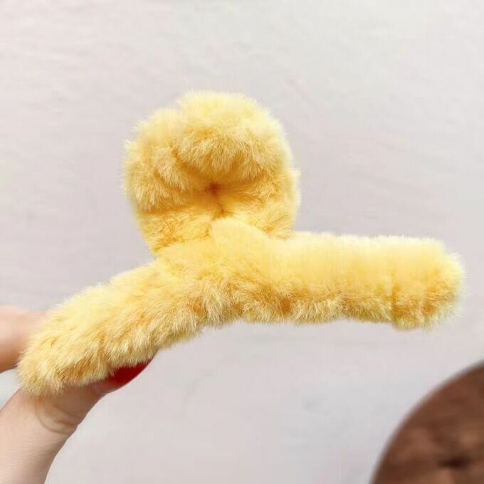 Плюшевый крабик для волос