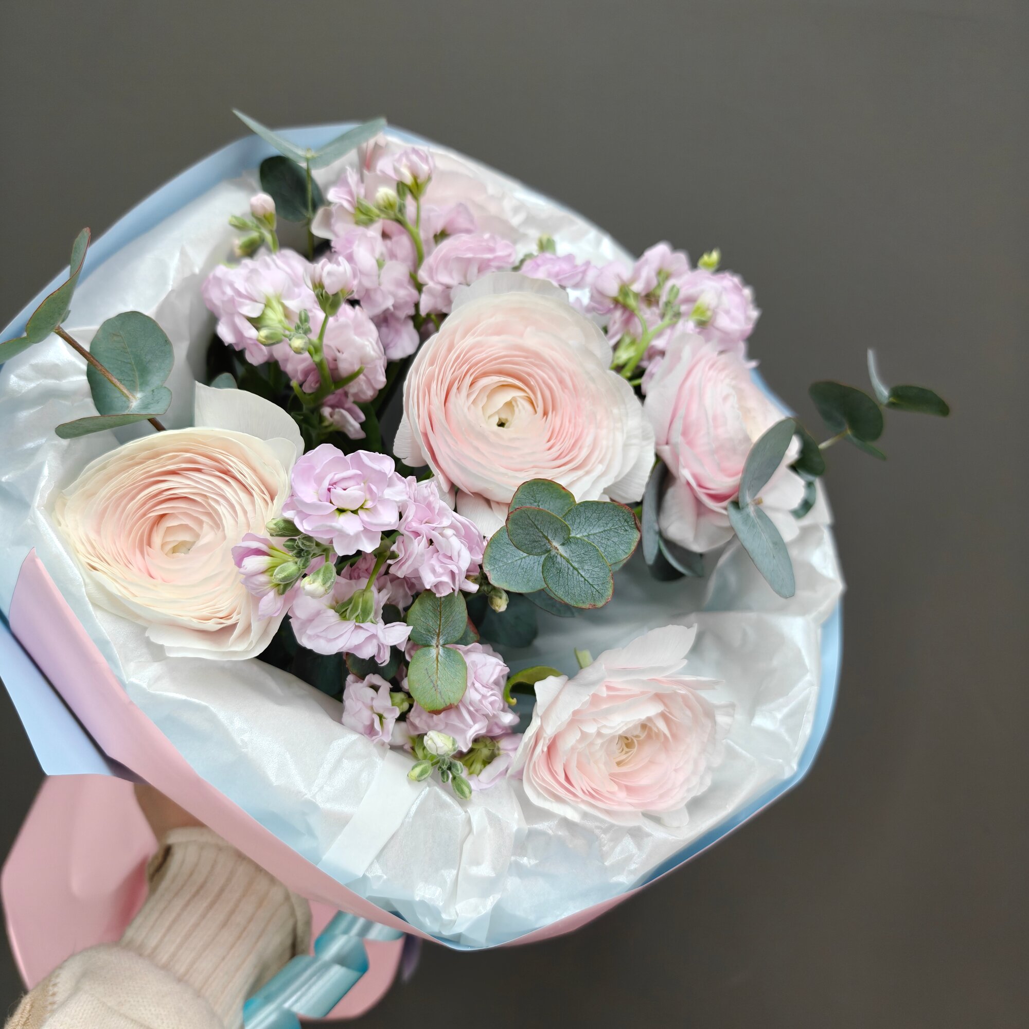 Сборный букет Цветочный ЛЕС из ранункулюс и матиолы, 40 см, фиолетовый/розовый/белый" Само очарование"