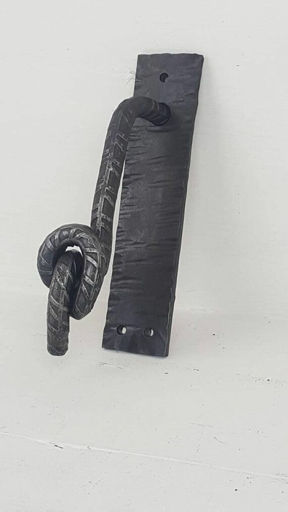 Кованая ручка для двери и калитки