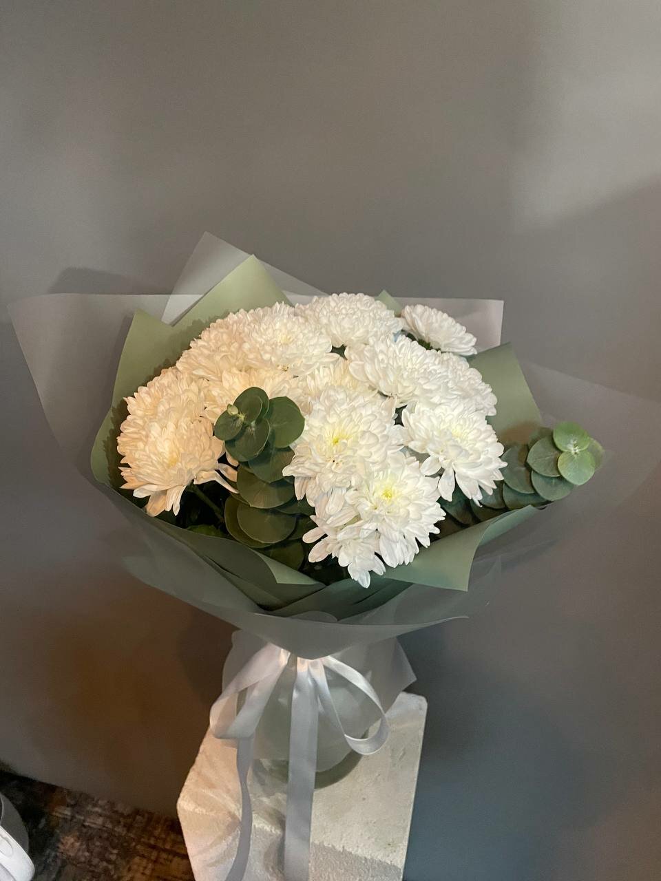 Букет с кустовой хризантемой алтай и эвкалиптом в стильной упаковке