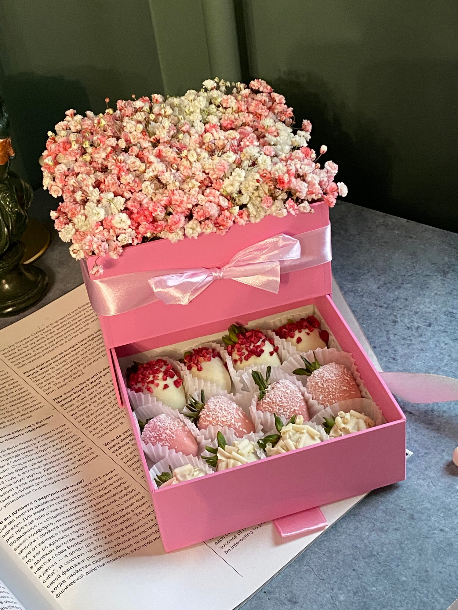 Гипсофила и Клубника в шоколаде Шкатулка в подарочной упаковке 9-12 штук Подарок девушке и родным