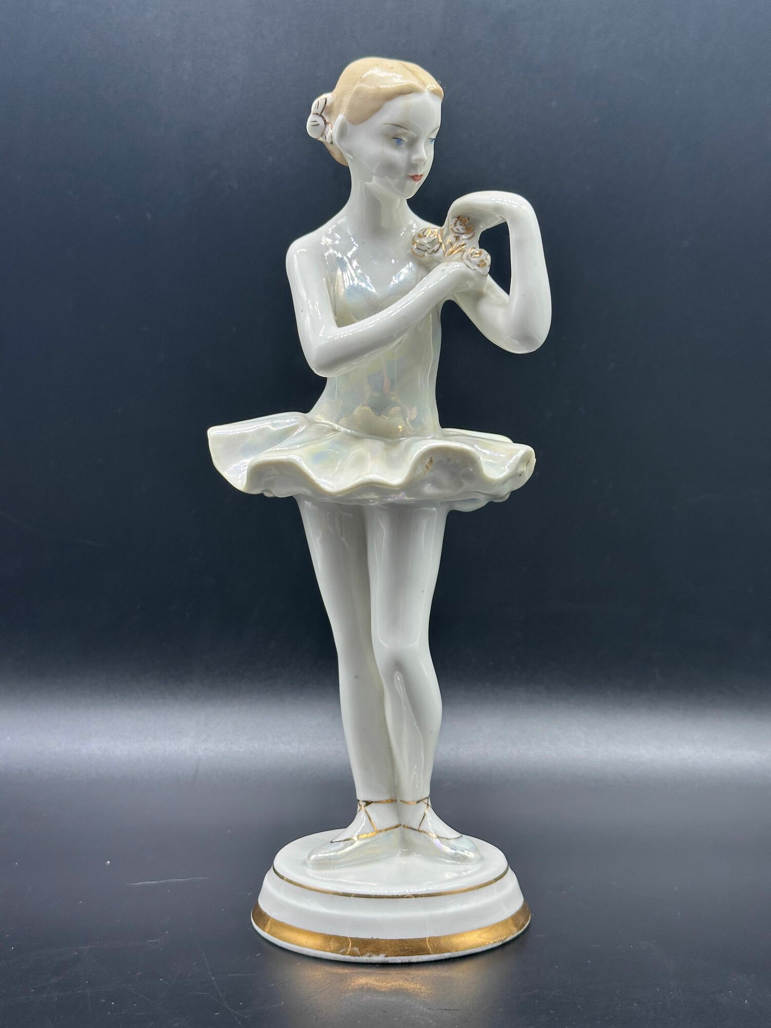 Статуэтка "Балерина с цветком", скульптор О. С. Артамонова, фарфор, роспись