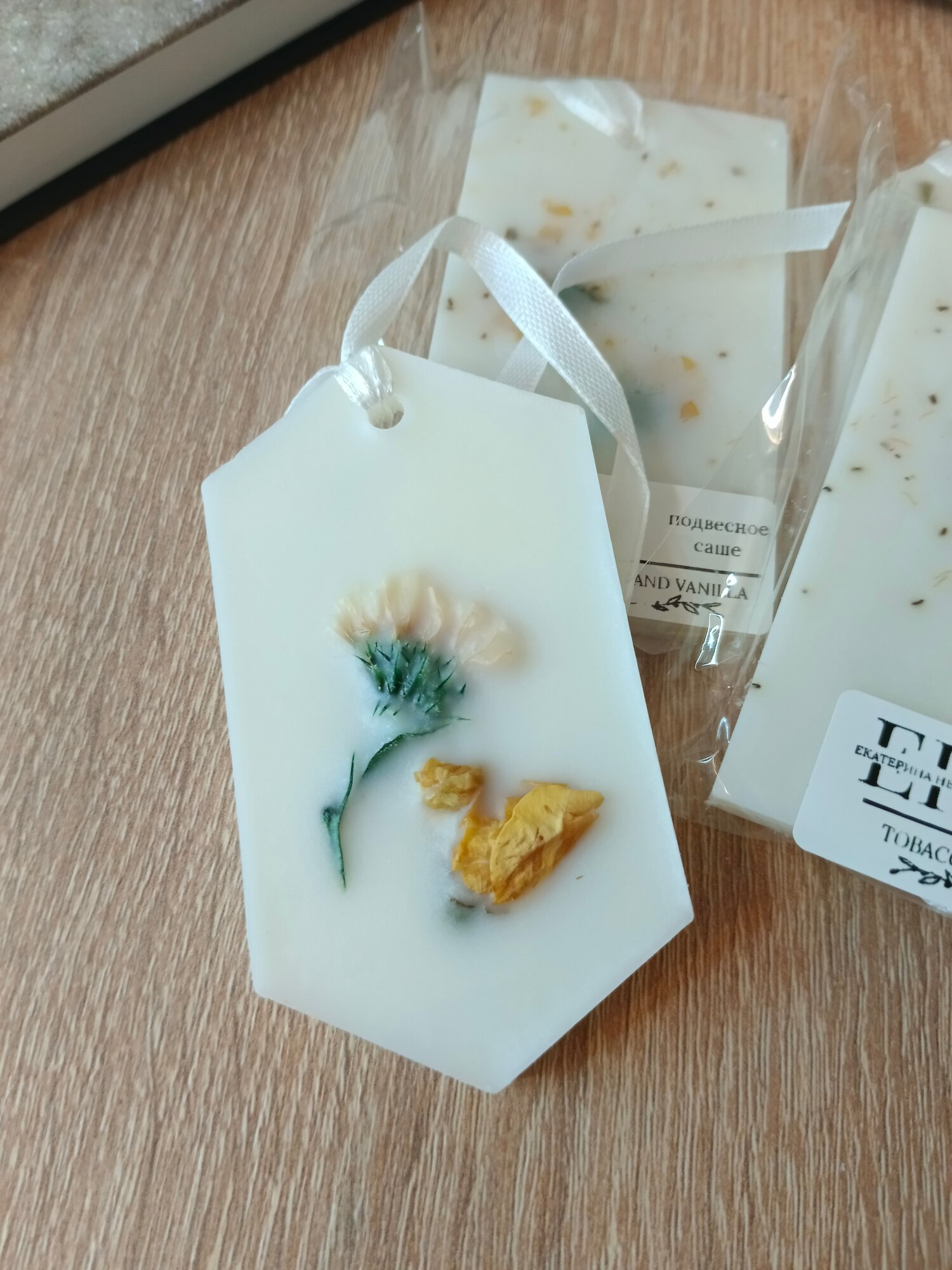 Ароматическое саше Нет бренда "Табак и ваниль ", подвесной, для шкафа, для белья, белый, фиолетовый