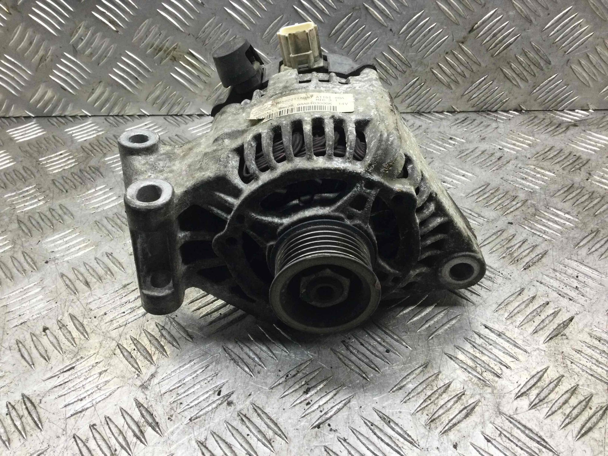 Б/У Генератор Ford Focus 1 поколение [рестайлинг] (2001-2005) 2003 г.