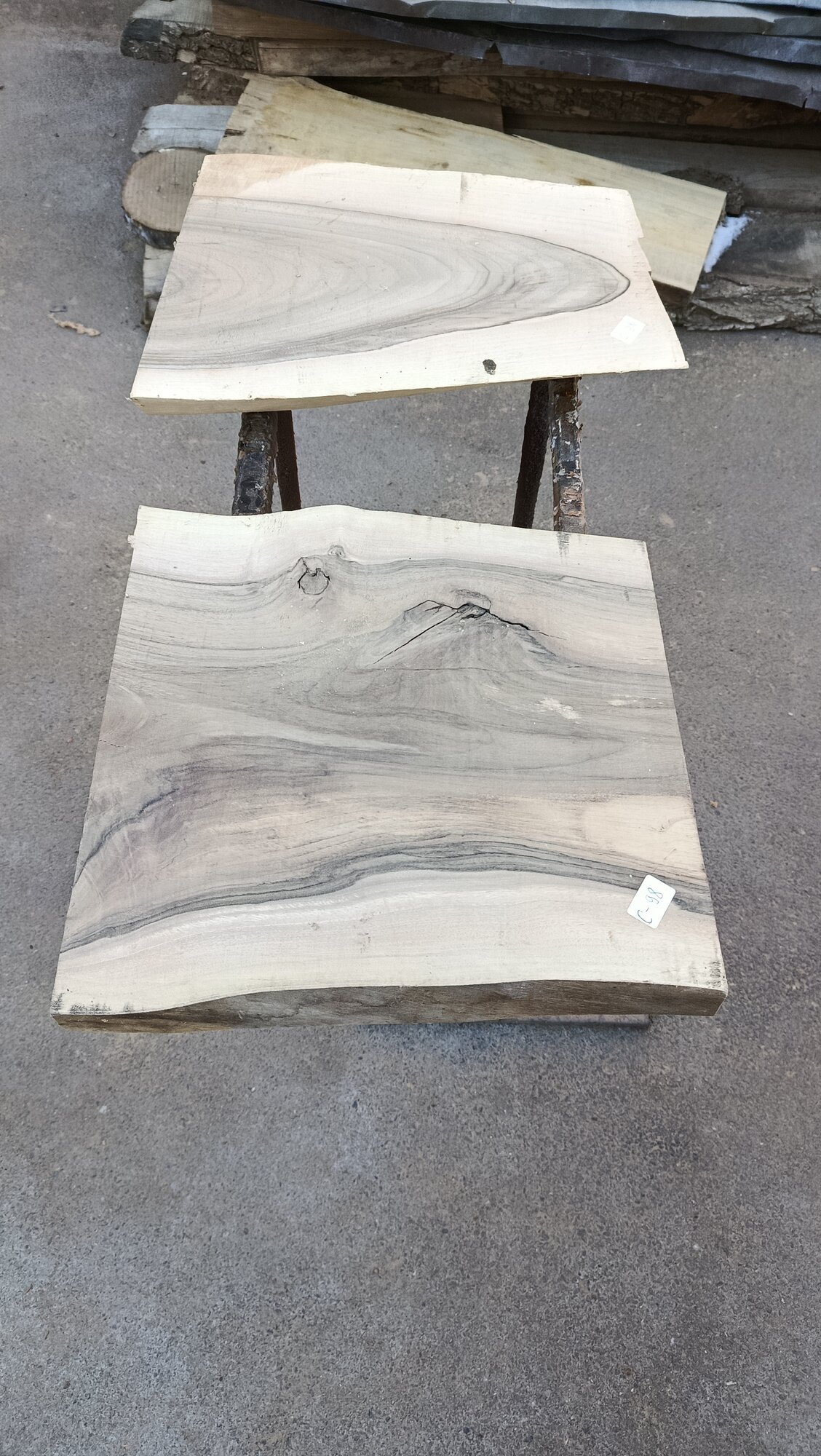 Слеб из ореха, комплект из 2-х штук 39х35х4 см,43х25х4 см(С98) с живыми краями