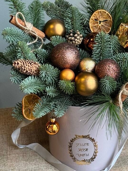 Новогодняя композиция в коробке в коричневом цвете с апельсинами на подарок