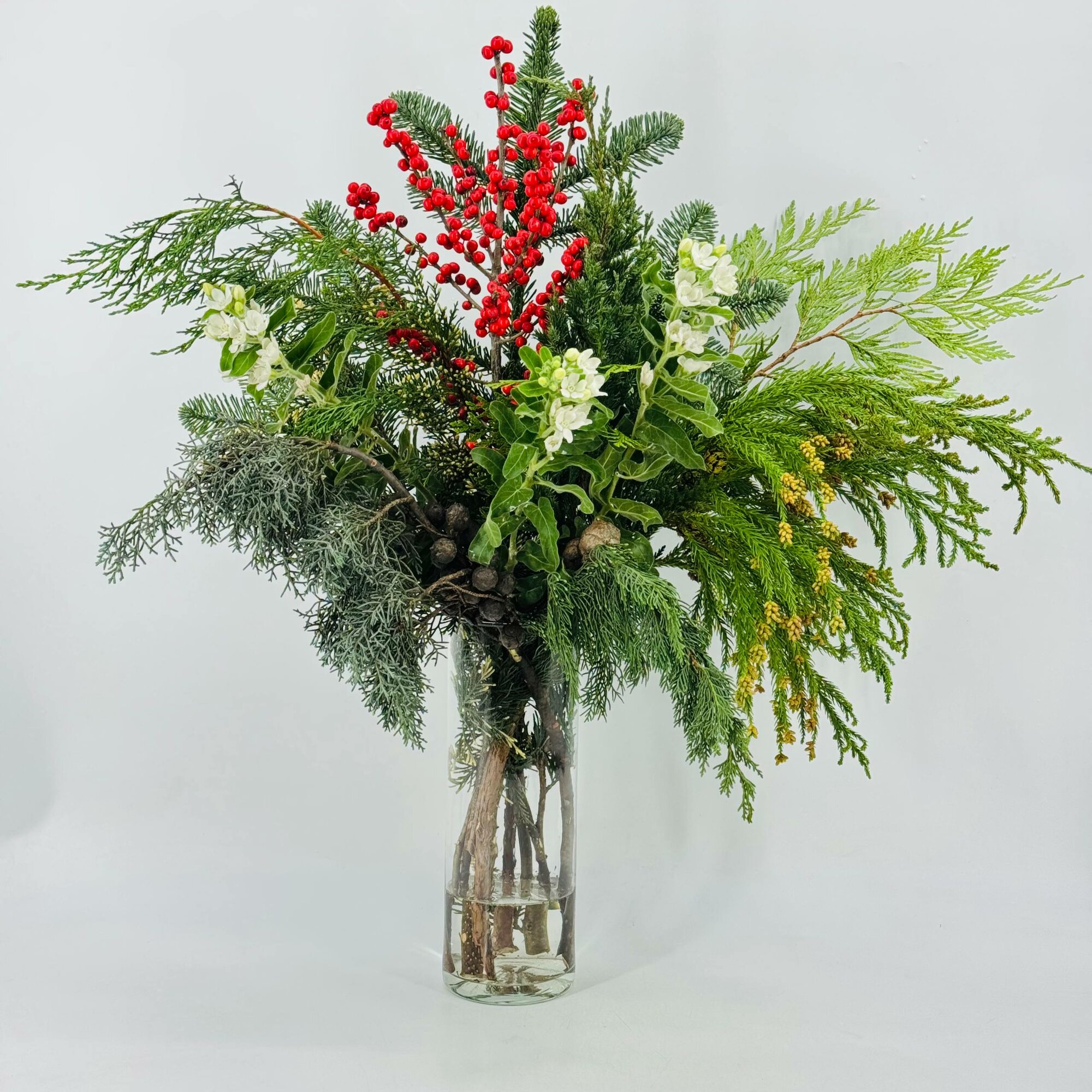 Зимний букет из живой хвои нобилис, туя, мережка, кипарис, илекс и твидия оксипеталум