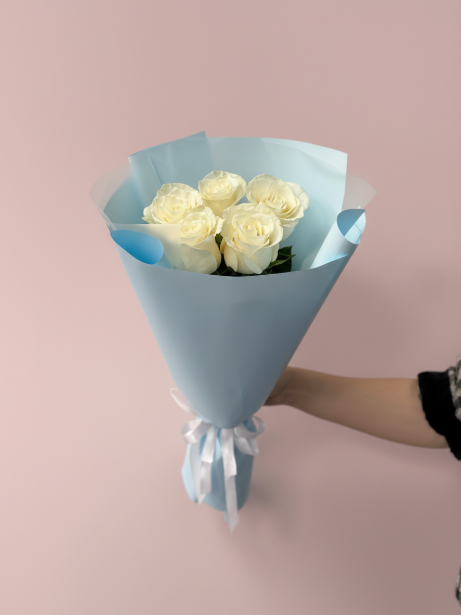 Букет из 5 белых роз в упаковке, монобукет, 50 см | Турбофлора