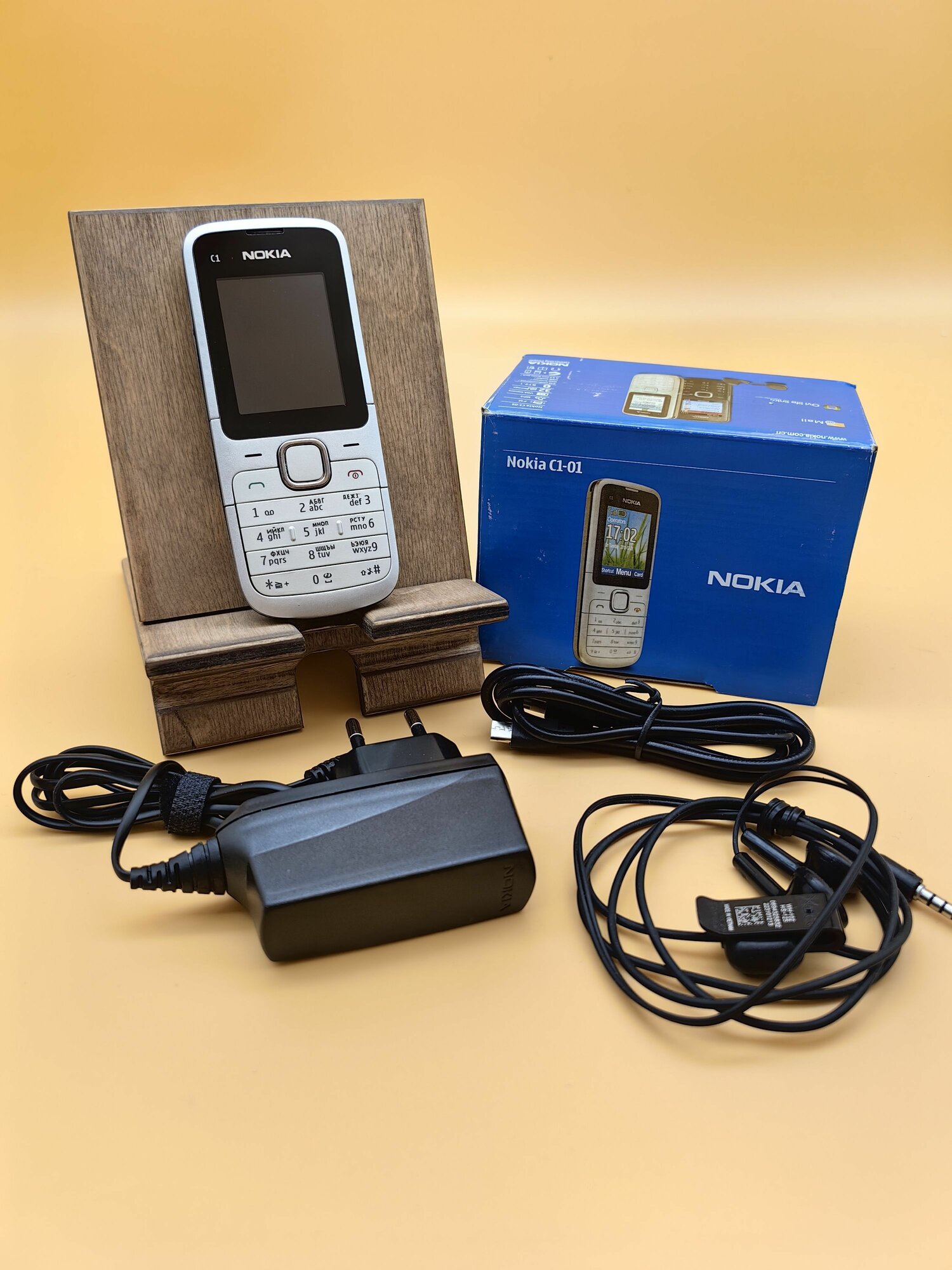 Мобильный кнопочный телефон Nokia C1-01, Серебряный