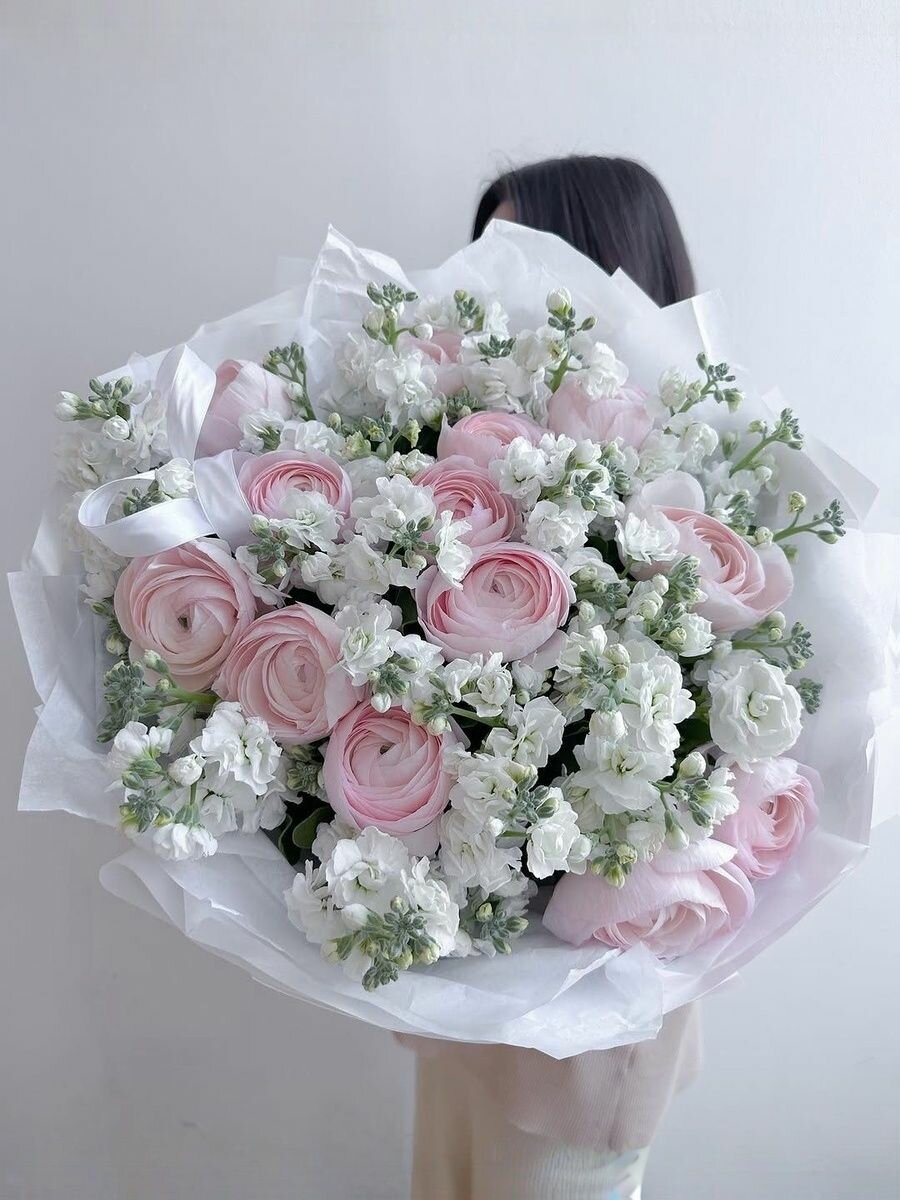 Букет из ранункулюсов и маттиол