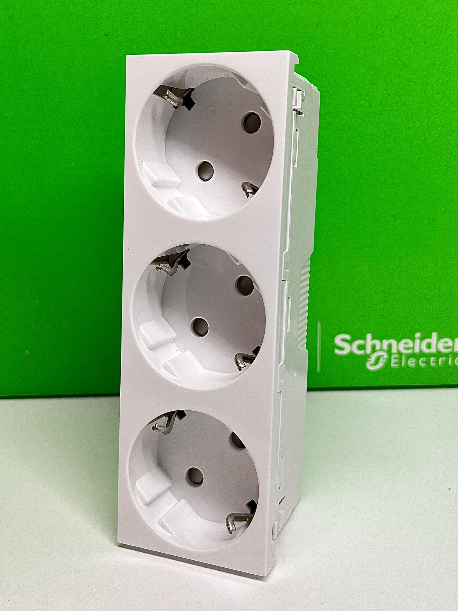 Розетка Unica Modular 45град. 2х2P+E защ. шторки безвинт. клеммы бел. SchE NU307618