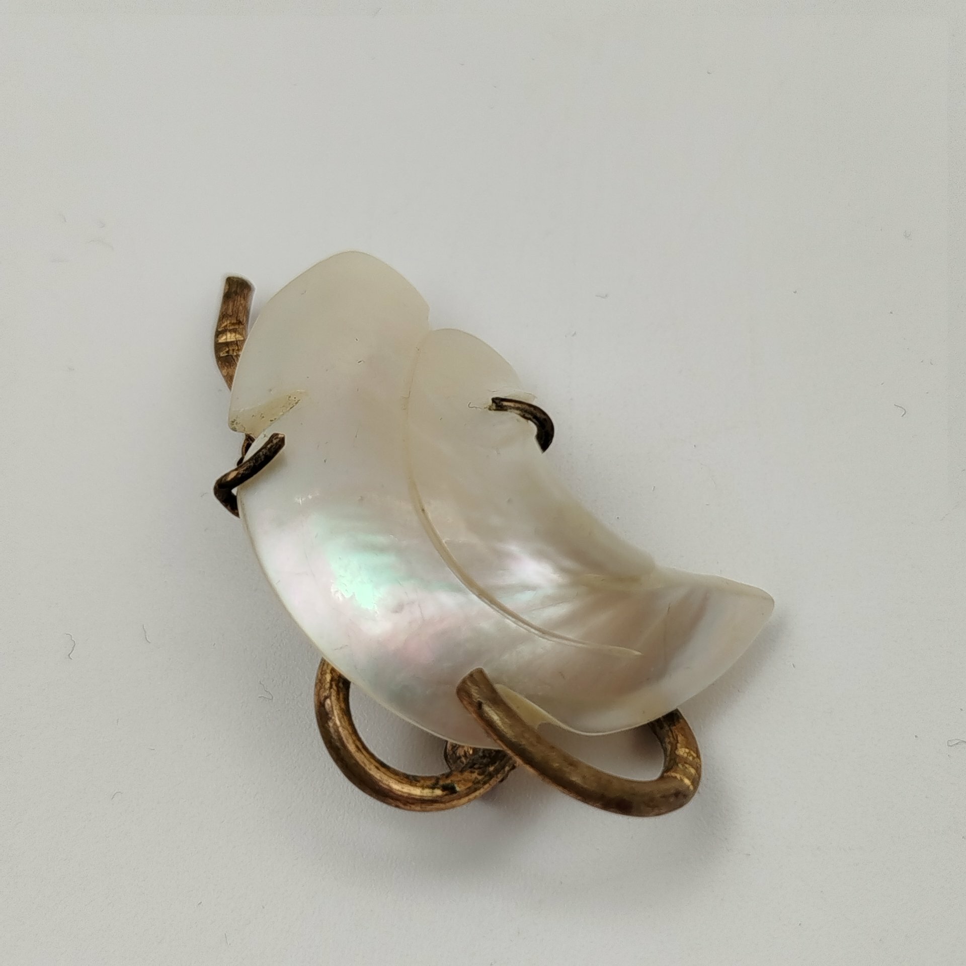 Брошь в виде листа, латунь, перламутр, СССР, 1970-1980 гг.