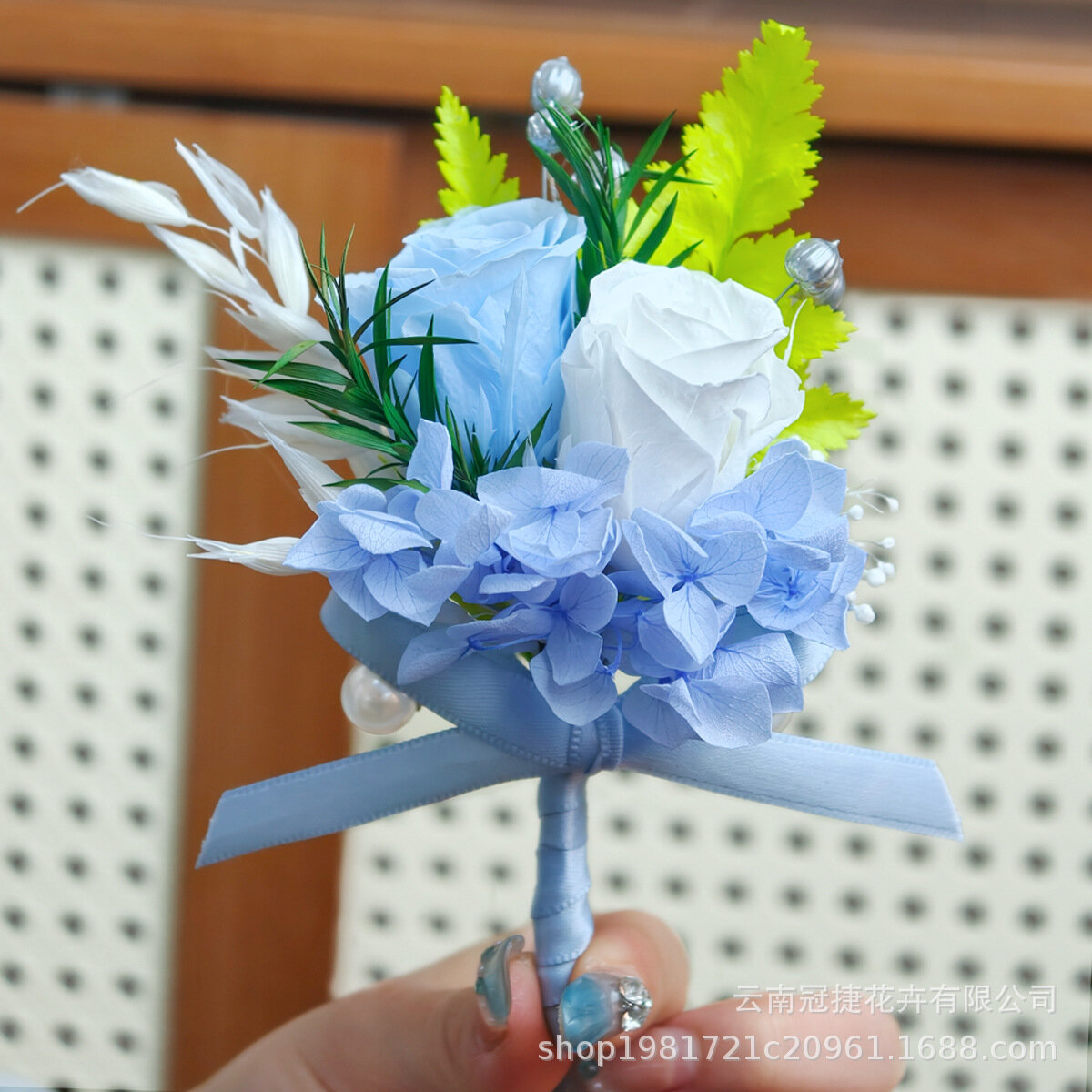 Букет из гортензий в винтажном стиле — изысканный и роскошный свадебный сувенир для жениха и невесты, дополненный брошами и бутоньерками из засушенных роз.