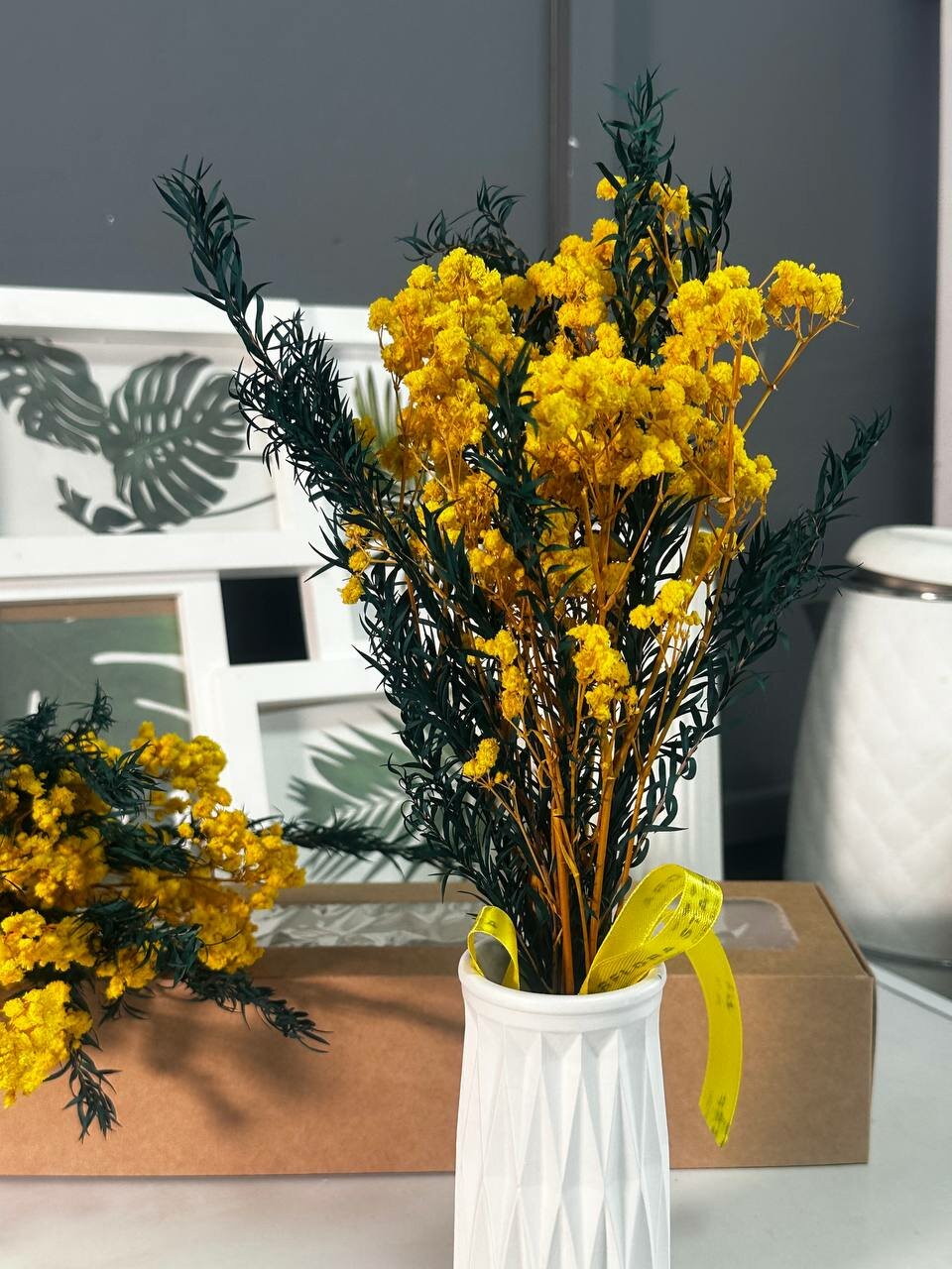 Букет "Мимоза", ароматное чайное дерево и желтая гипсофила, 30см в подарочной упаковке