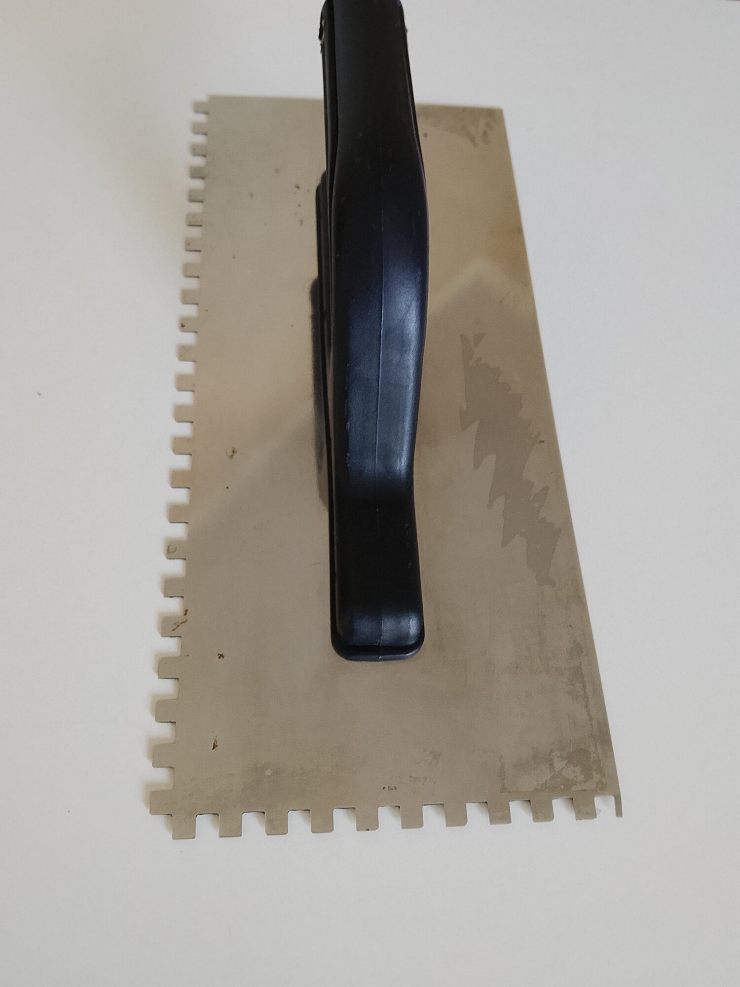 Гладилка зубчатая стальная 280 х 130 мм , зуб 6 х 6 , из нержавеющей стали.