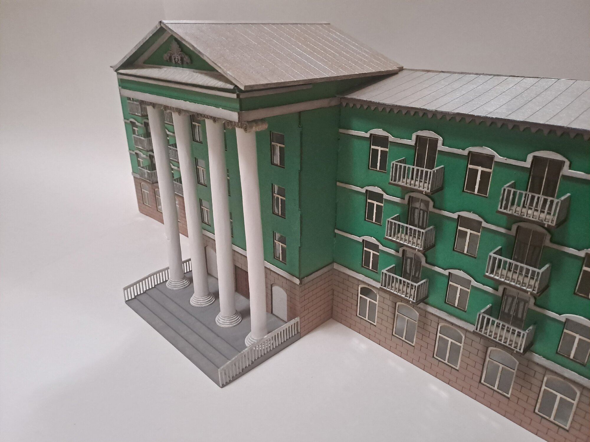 Сборная модель дома в масштабе 1:72.
