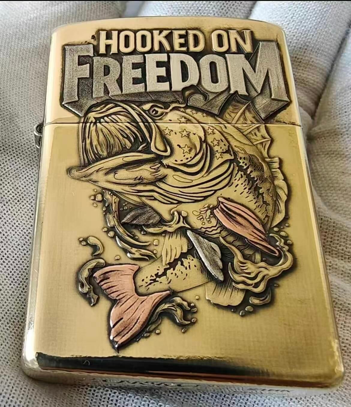 Zippo, в стиле "рельеф Рыбак, материал латунь", пустая(без заправки)