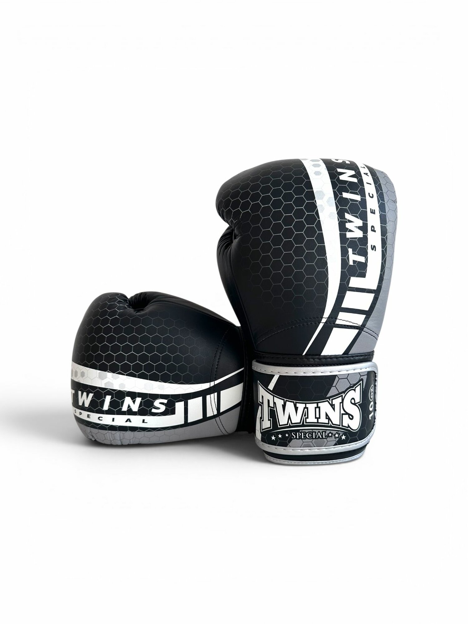 Боксерские перчатки Twins Special BGVL15 black 16oz