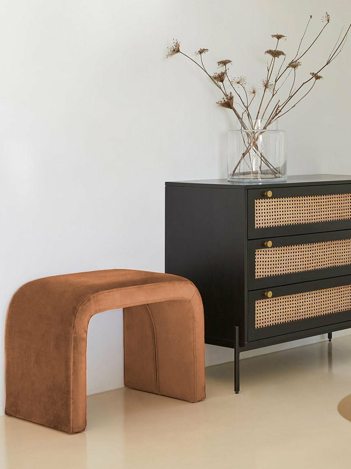 Дизайнерский пуф HORSESHOE ACCENT, 61 × 41 × 46 см, стильный акцент для вашего интерьера, карамельно - бежевый.
