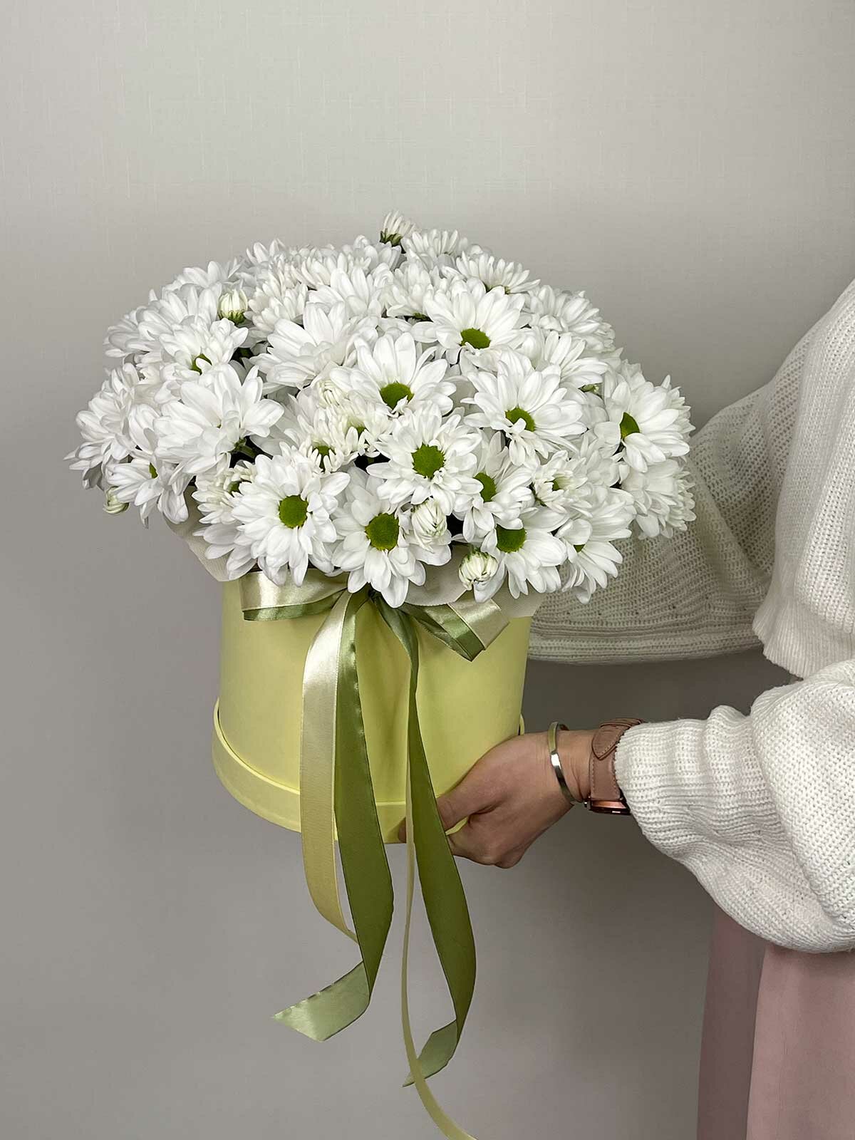 Русская роскошь - композиция в шляпной коробке из ромашек (хризантем)