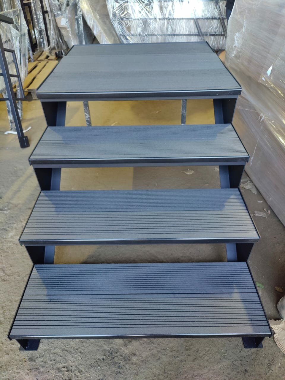 Лестница-крыльцо 4 ступени с площадкой, с ДПК, без ограждения. Ширина 1 м, высота 60 см.