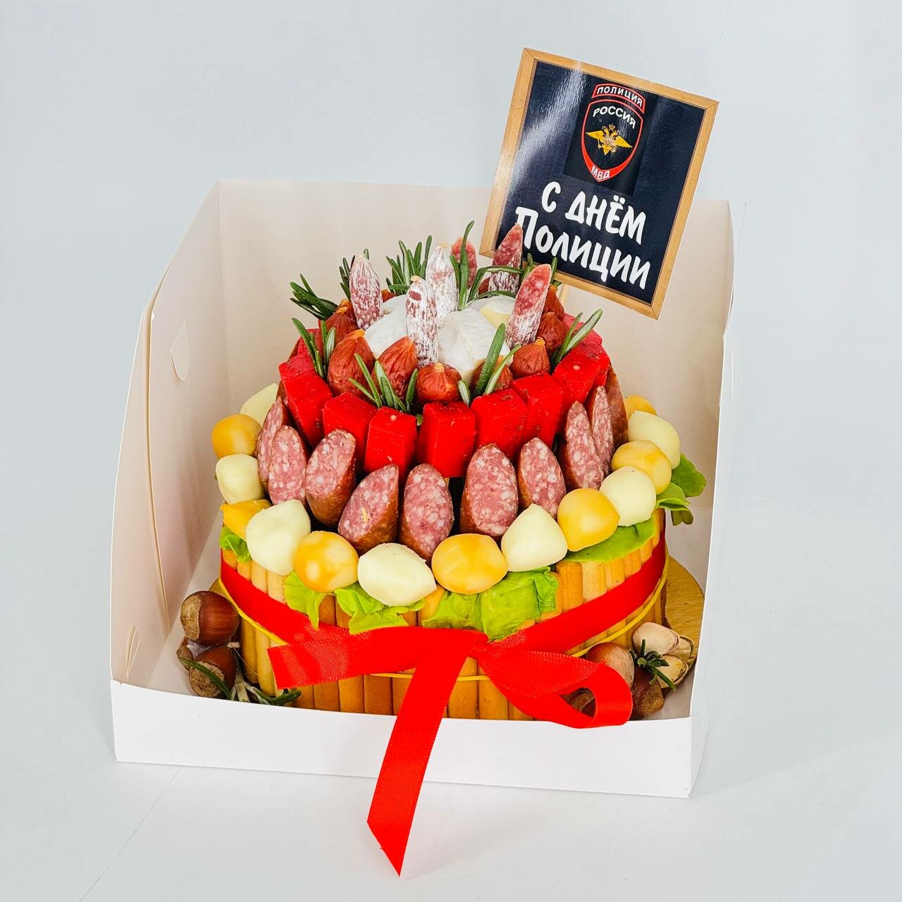 Подарок на День полиции. Бенто торт колбасный с сыром. Съедобный букет из колбасы и сыра