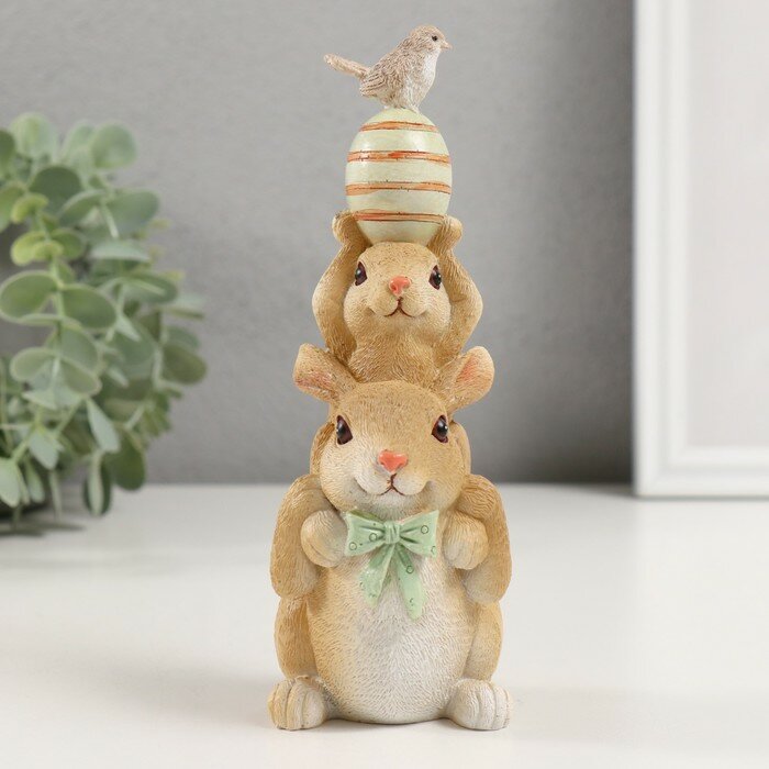 Фигурка полистоун «Пирамидка: Зайчики с пасхальным яичком и птичкой», 8.5×6×17.5 см