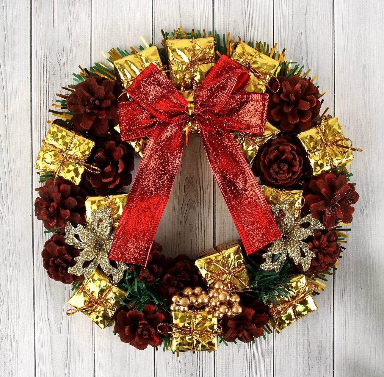 Новогодний венок "Бант, шишки и подарки" 22 см, красивый уличный венок, рождественское декоративное украшение на дверь для дома на Новый год